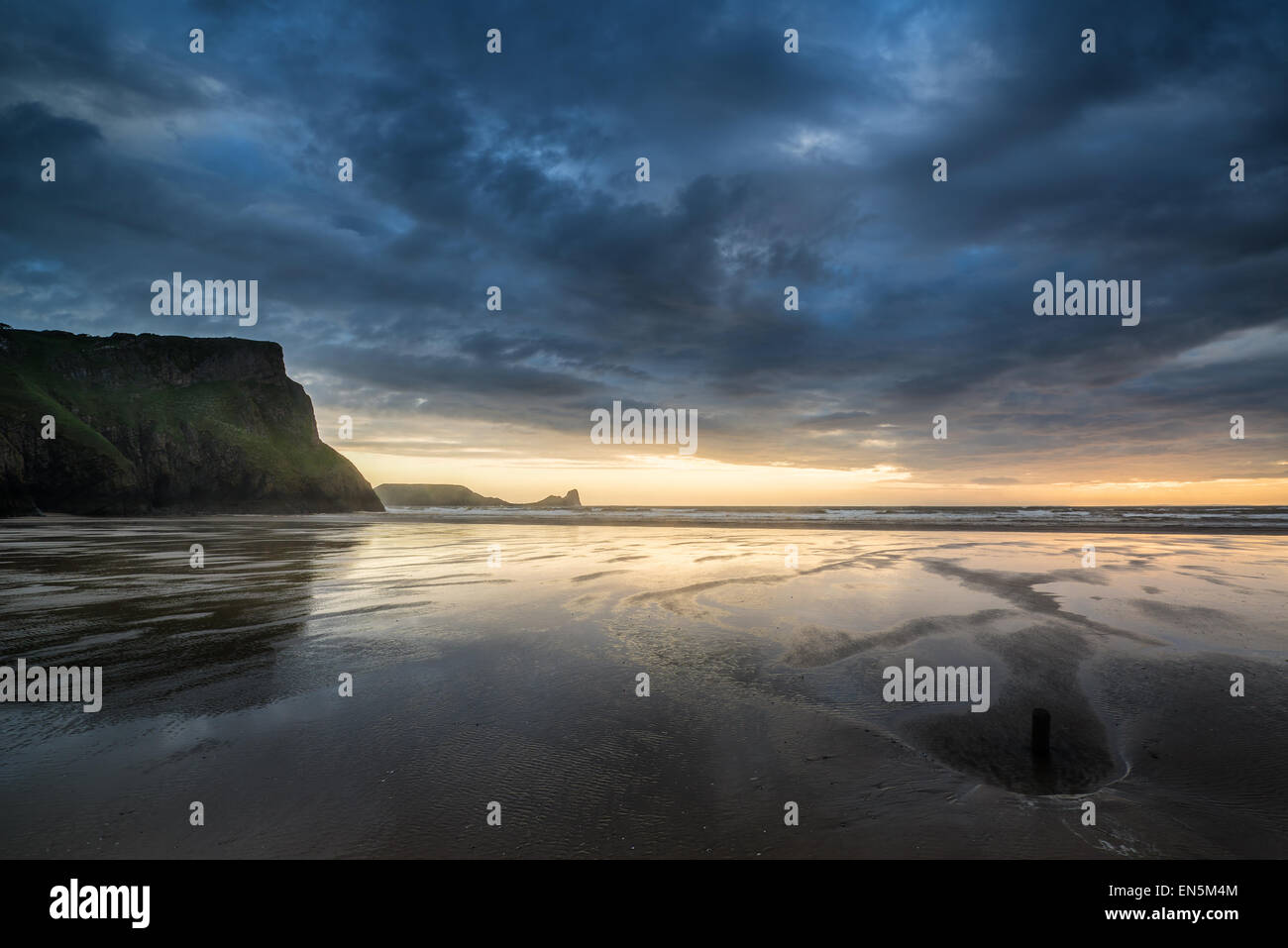 Shipwreck on beach hi-res stock photography and images - Alamy