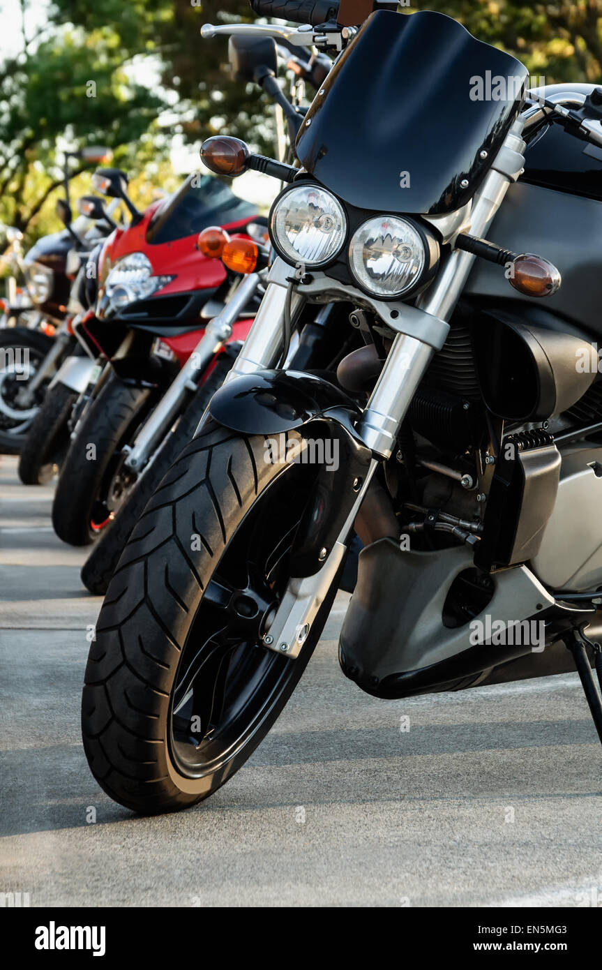 Row of motorcycles hi-res stock photography and images - Alamy