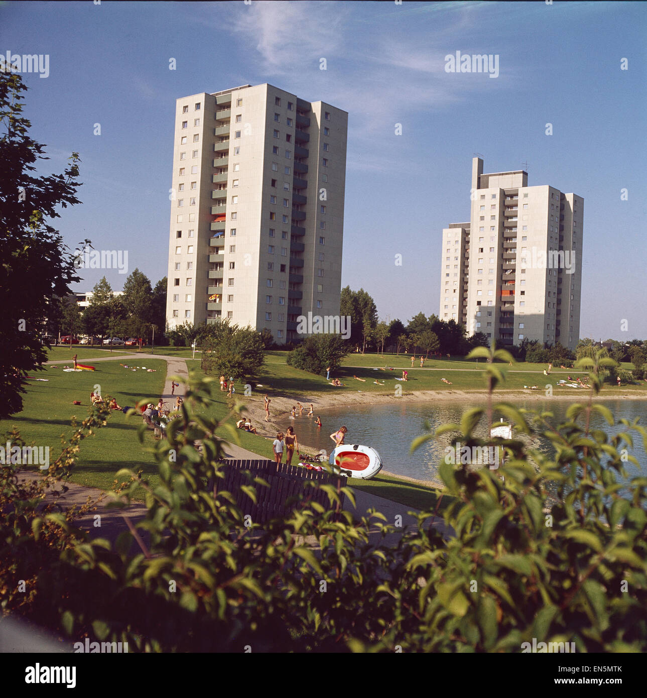 Deutschland, München, Wohnhochhäuser am Lerchenauer See Stock Photo - Alamy
