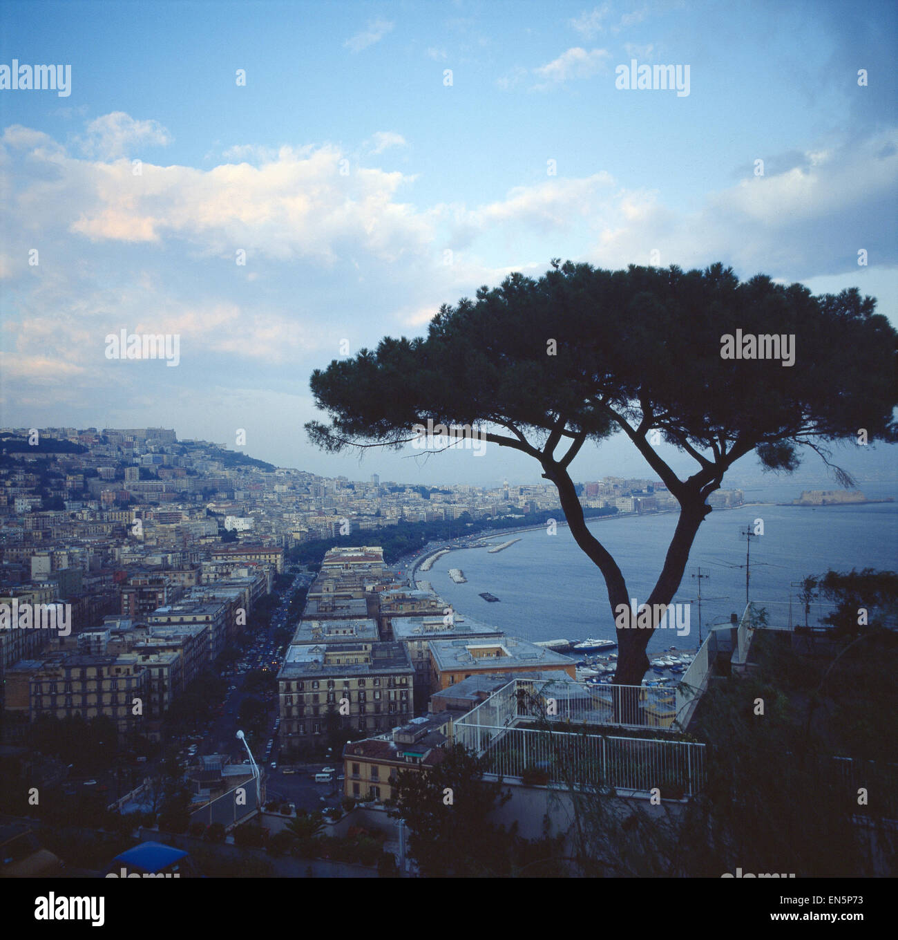 Italien, Neapel, Blick auf die Bucht von Neapel Stock Photo - Alamy