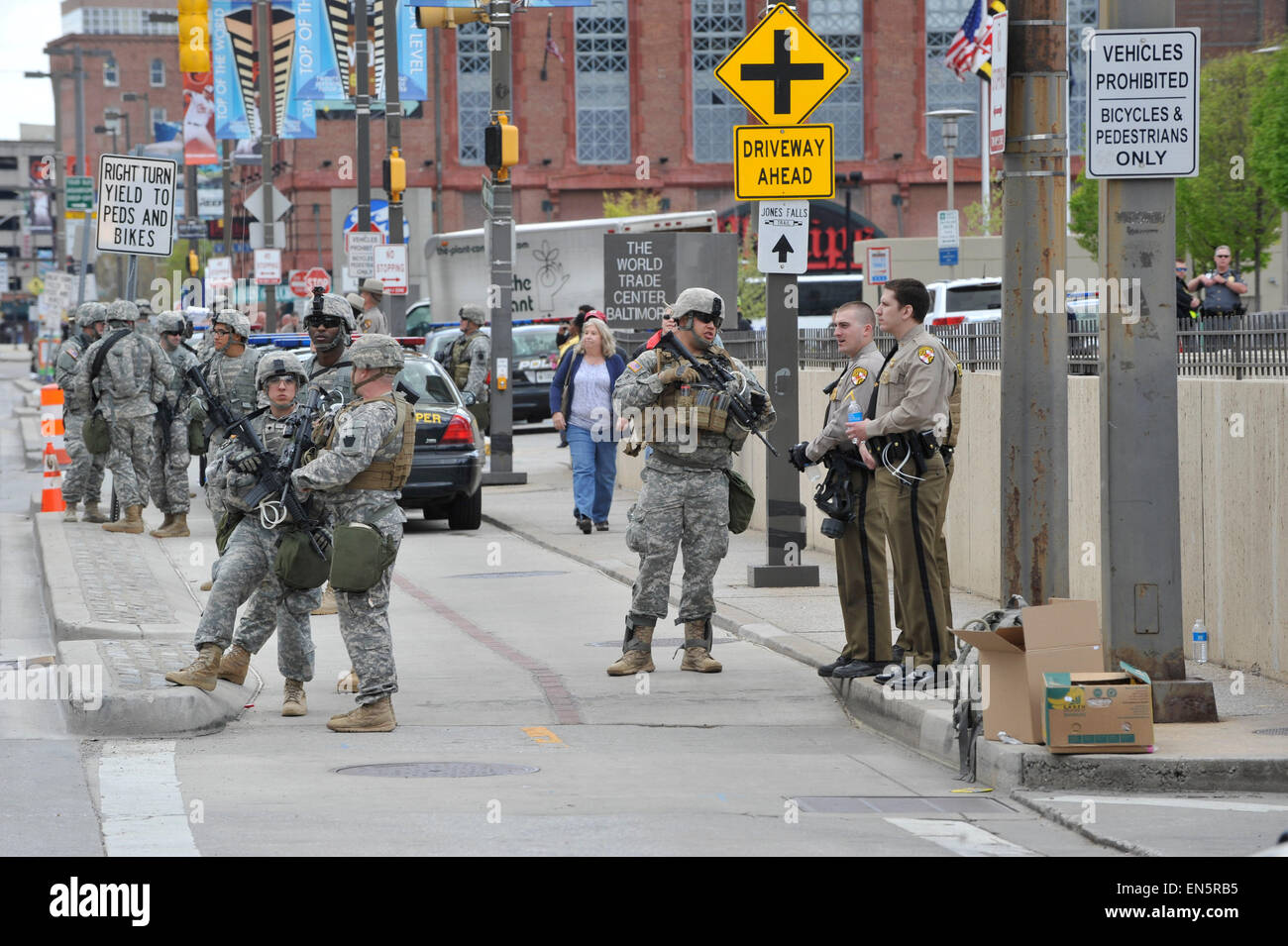 Baltimore, Maryland, USA. 28th Apr, 2015. Members of the National Guard ...