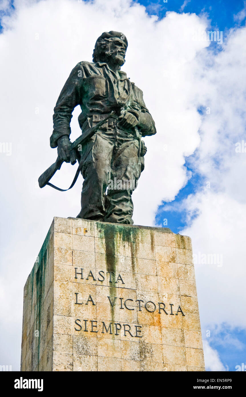 Vertical close up view of the Ernesto Che Guevara statue in Santa Clara ...