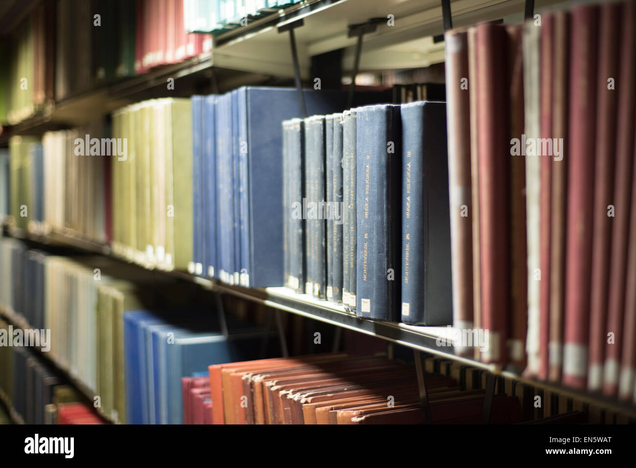 Library stacks hi-res stock photography and images - Alamy