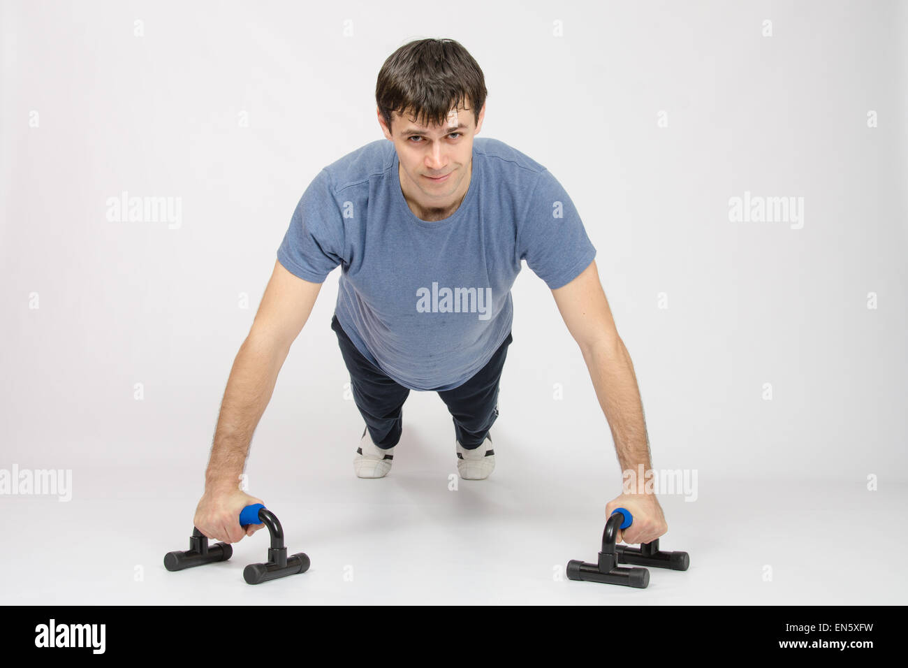 Man press ups bench hi-res stock photography and images - Alamy