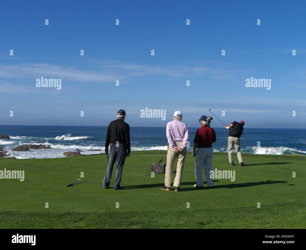 PEBBLE BEACH GOLF COURSE MONTEREY USA Golfers playing the renowned 7th ...