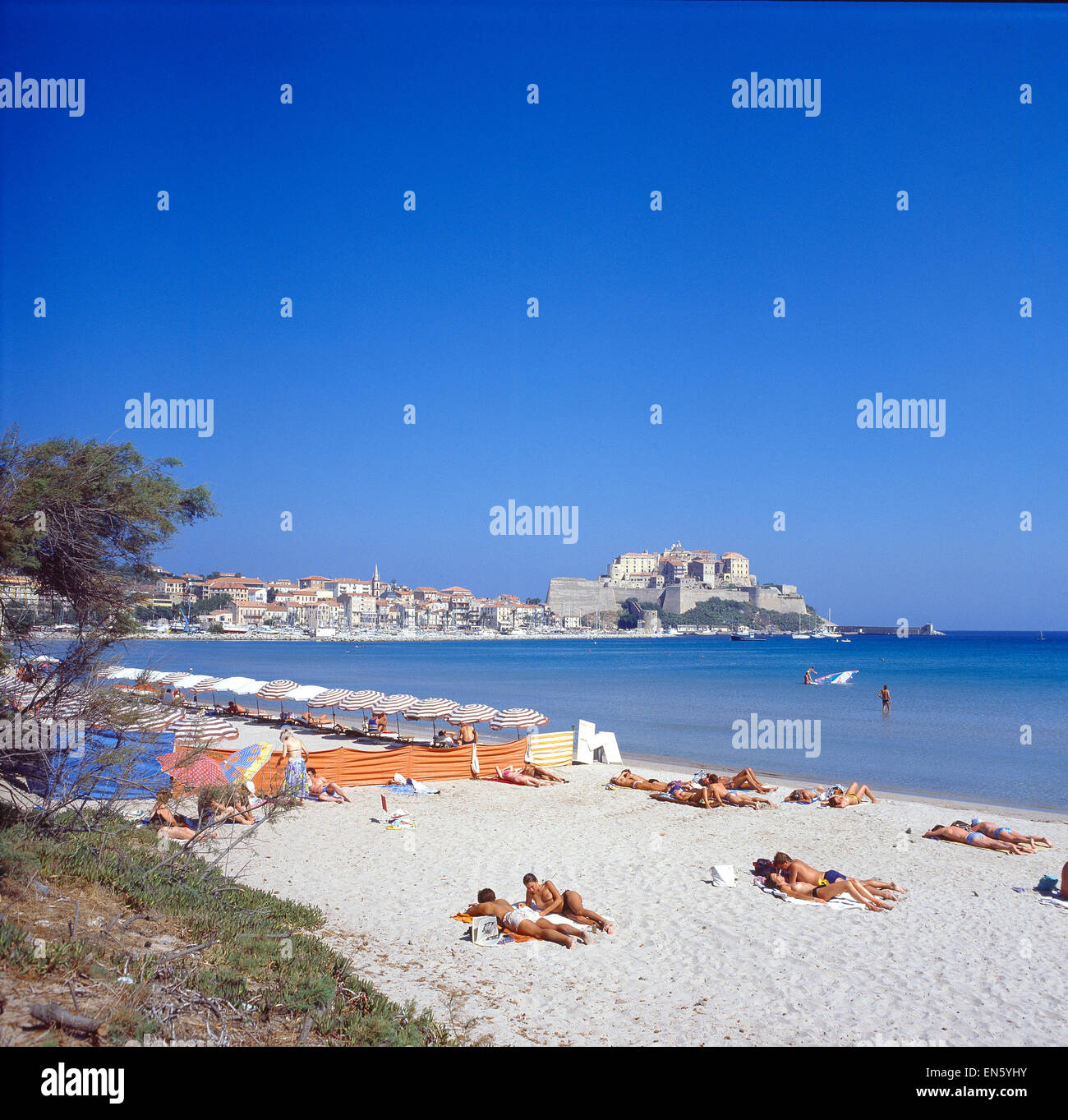 Frankreich, Korsika, Calvi, am Strand Stock Photo - Alamy