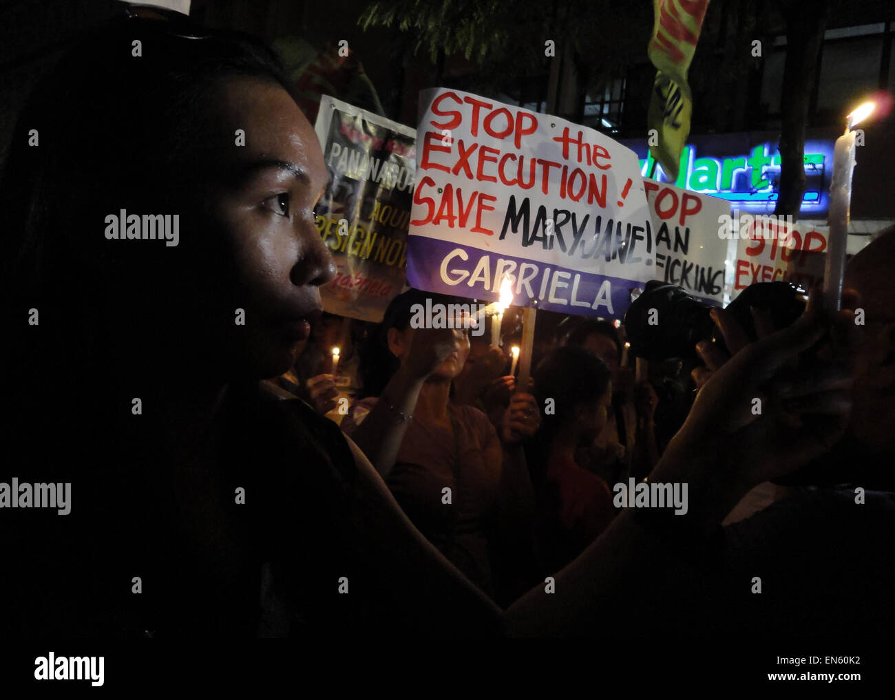 A Filipino activist holds a candle in support of Filipino death row ...