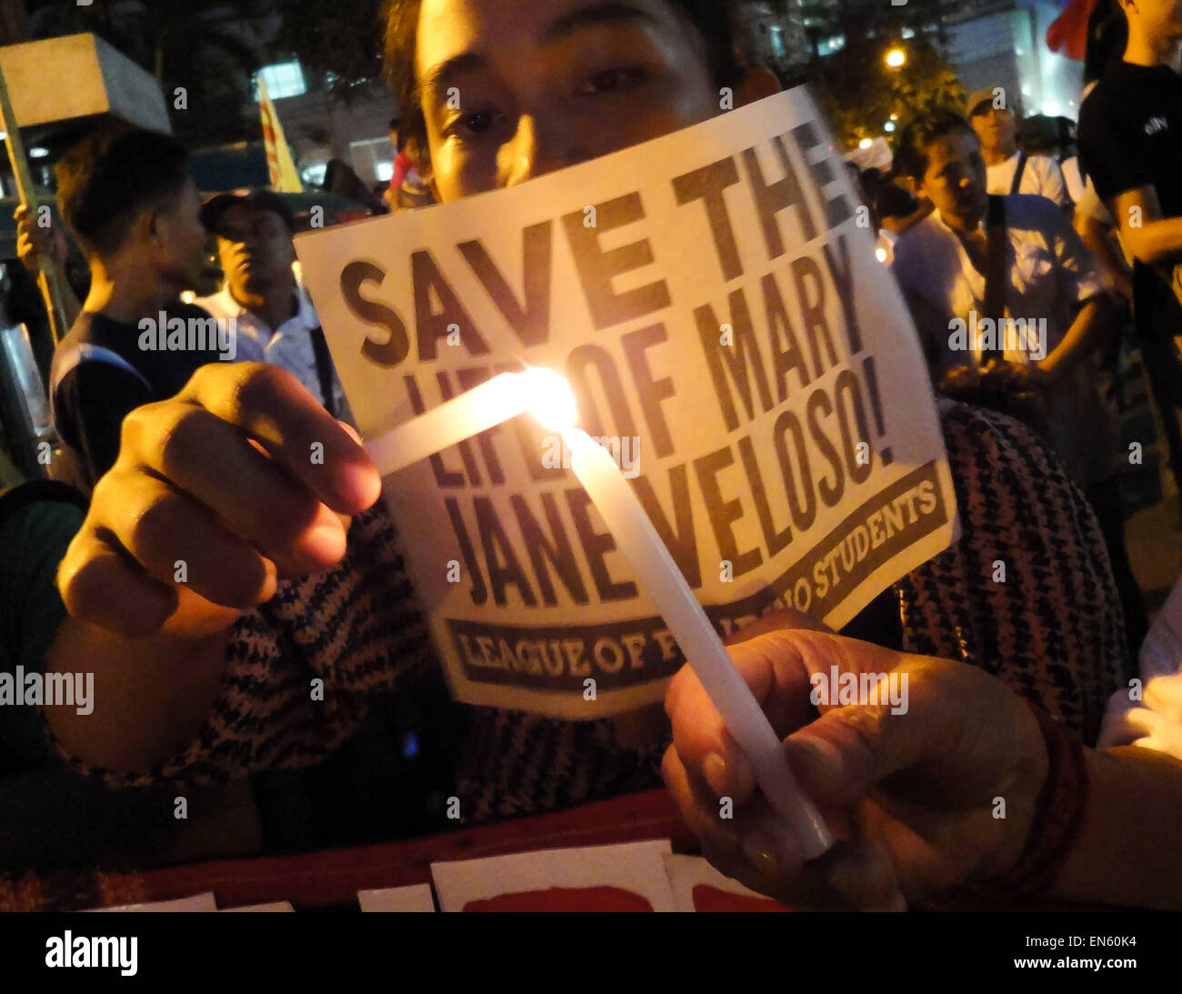 Filipino activists light candles in support of Filipino death row ...