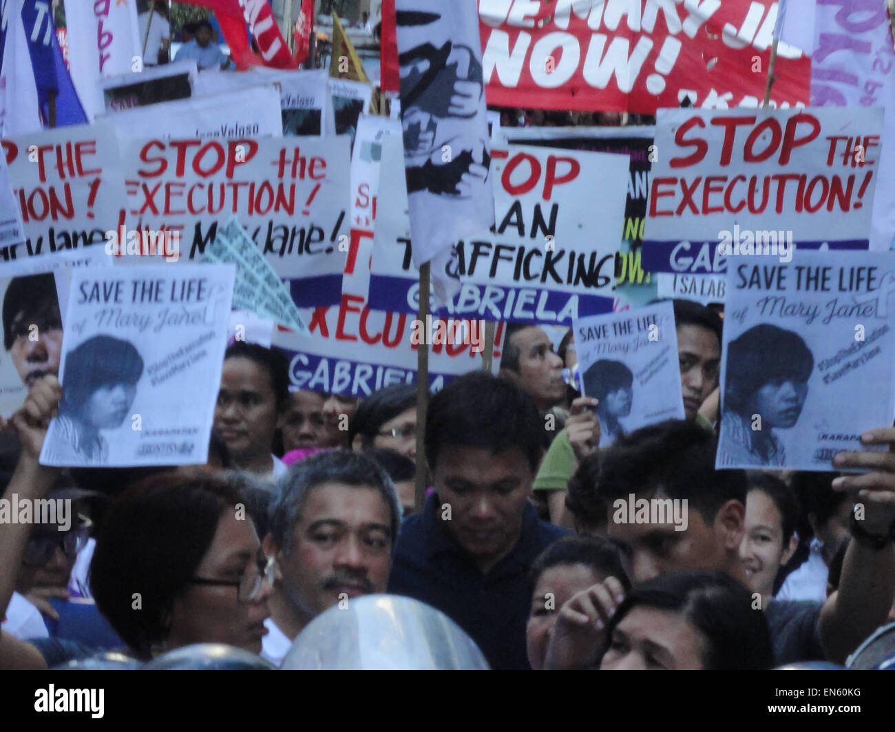 Filipino activists hold placards appealing to halt the execution of ...