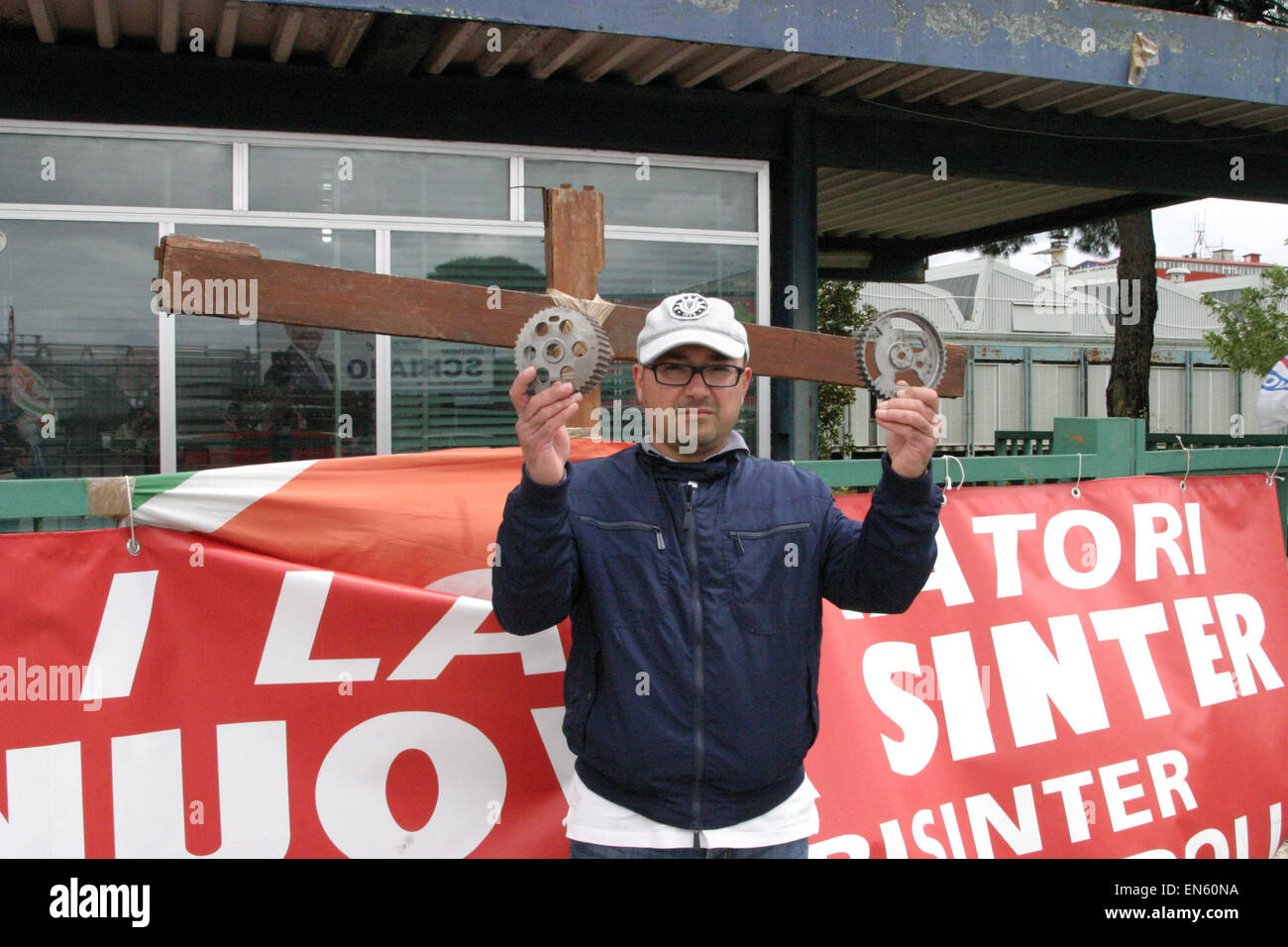 Arzano, Italy. 28th Apr, 2015. Workers of Nuova Sinter return to ...