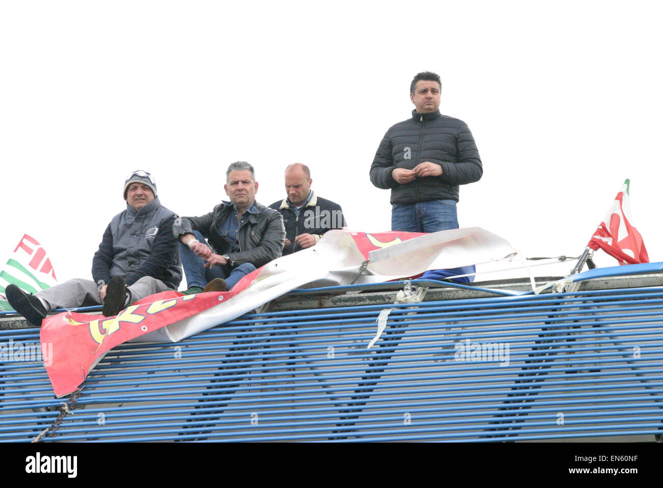 Arzano, Italy. 28th Apr, 2015. Workers of Nuova Sinter return to ...