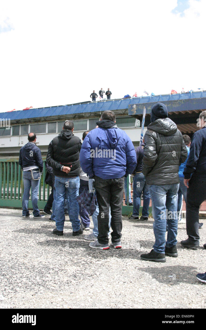 Arzano, Italy. 28th Apr, 2015. Workers of Nuova Sinter return to ...