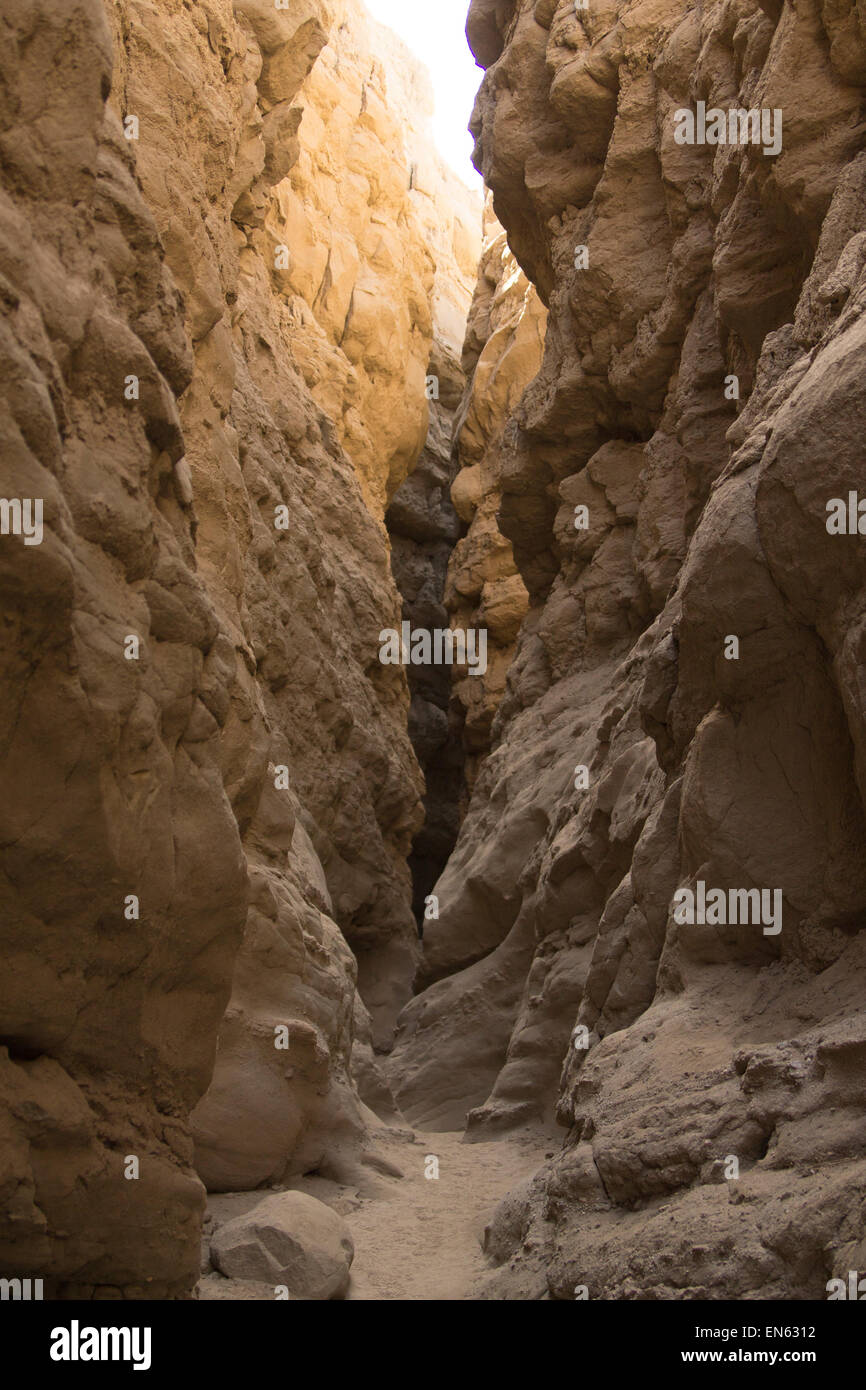 Desert landscape made up of rocks, boulders and crevices at Anza ...