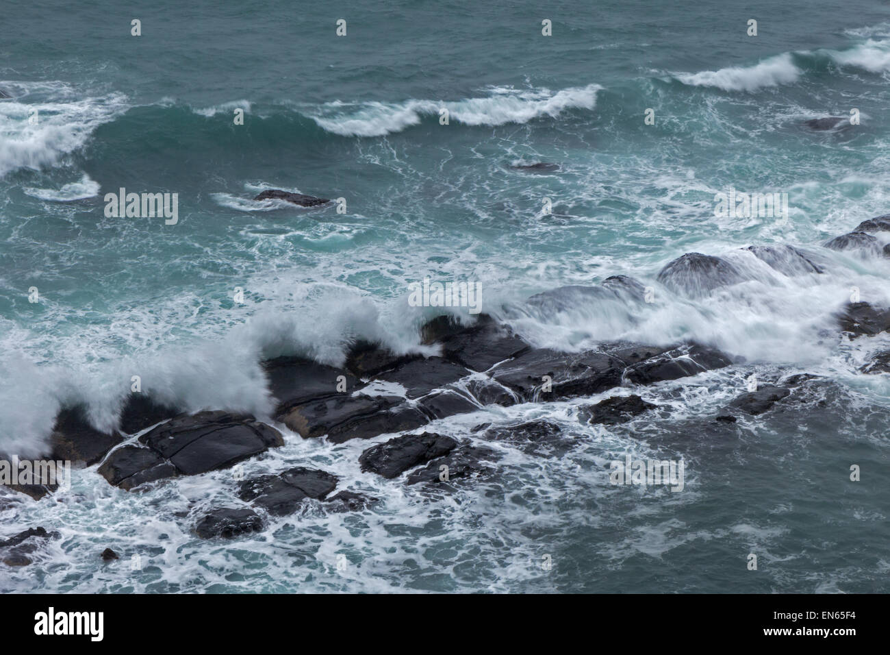 Waves crashing rocks hi-res stock photography and images - Alamy