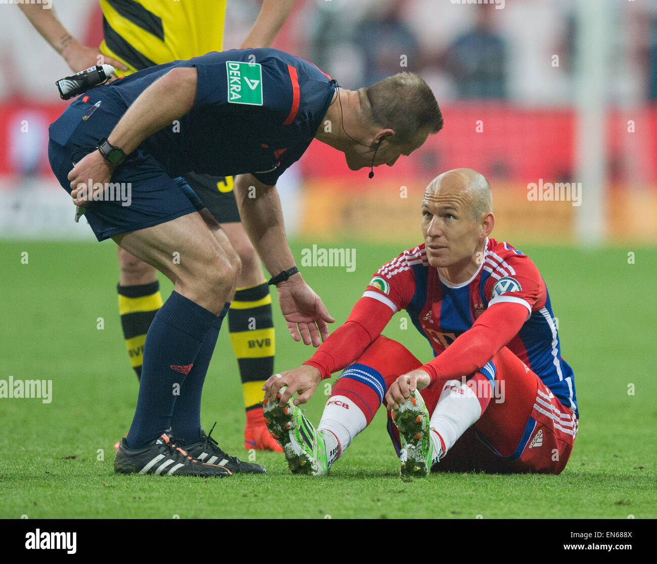 Injured referee hi-res stock photography and images - Alamy