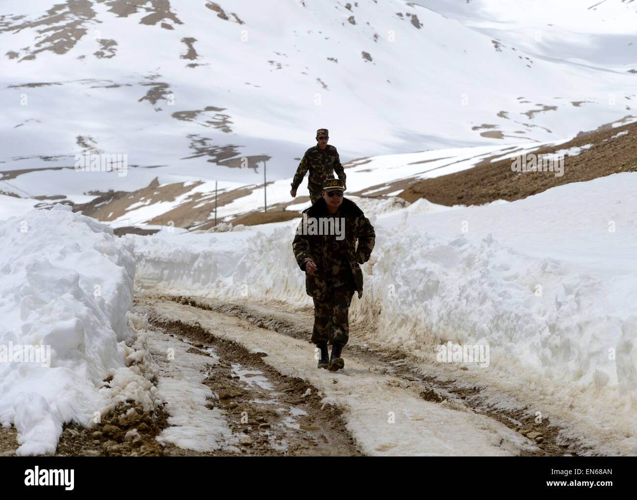 Tingri, Tibet. 28th Apr, 2015. Armed Police soldiers check an icy road ...
