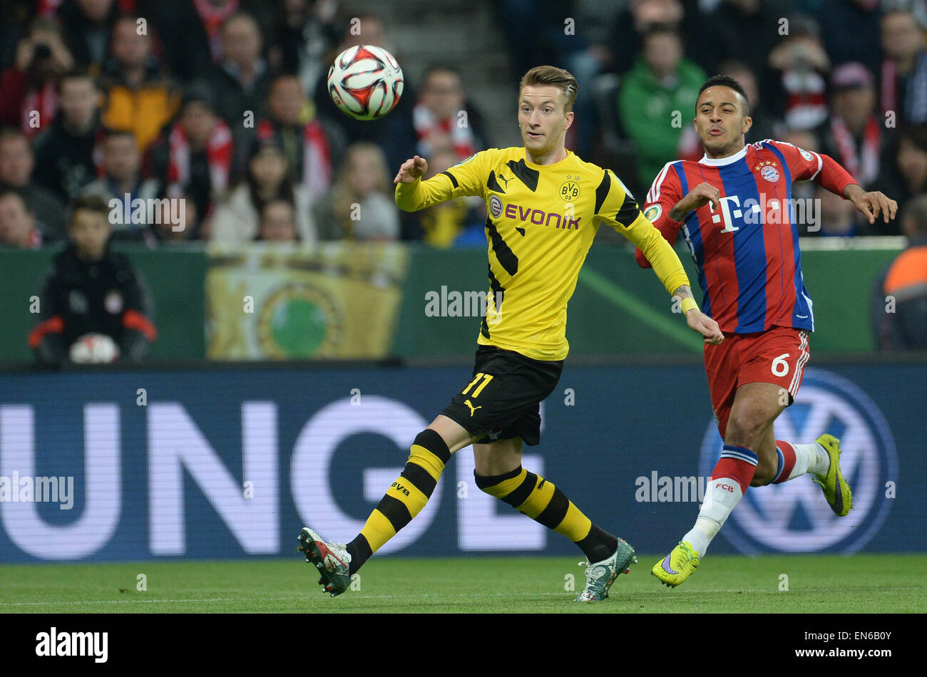 Munich, Germany. 28th Apr, 2015. Munich's Thiago Alcantara (r) and ...