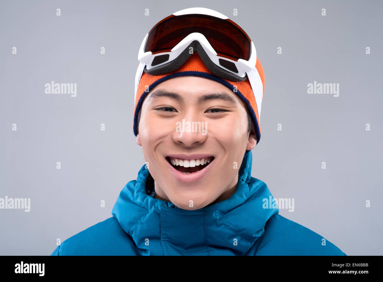 Young man preparing skiing Stock Photo - Alamy