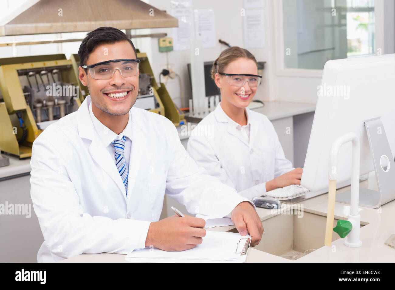 Scientists laboratory smiling hi-res stock photography and images - Alamy
