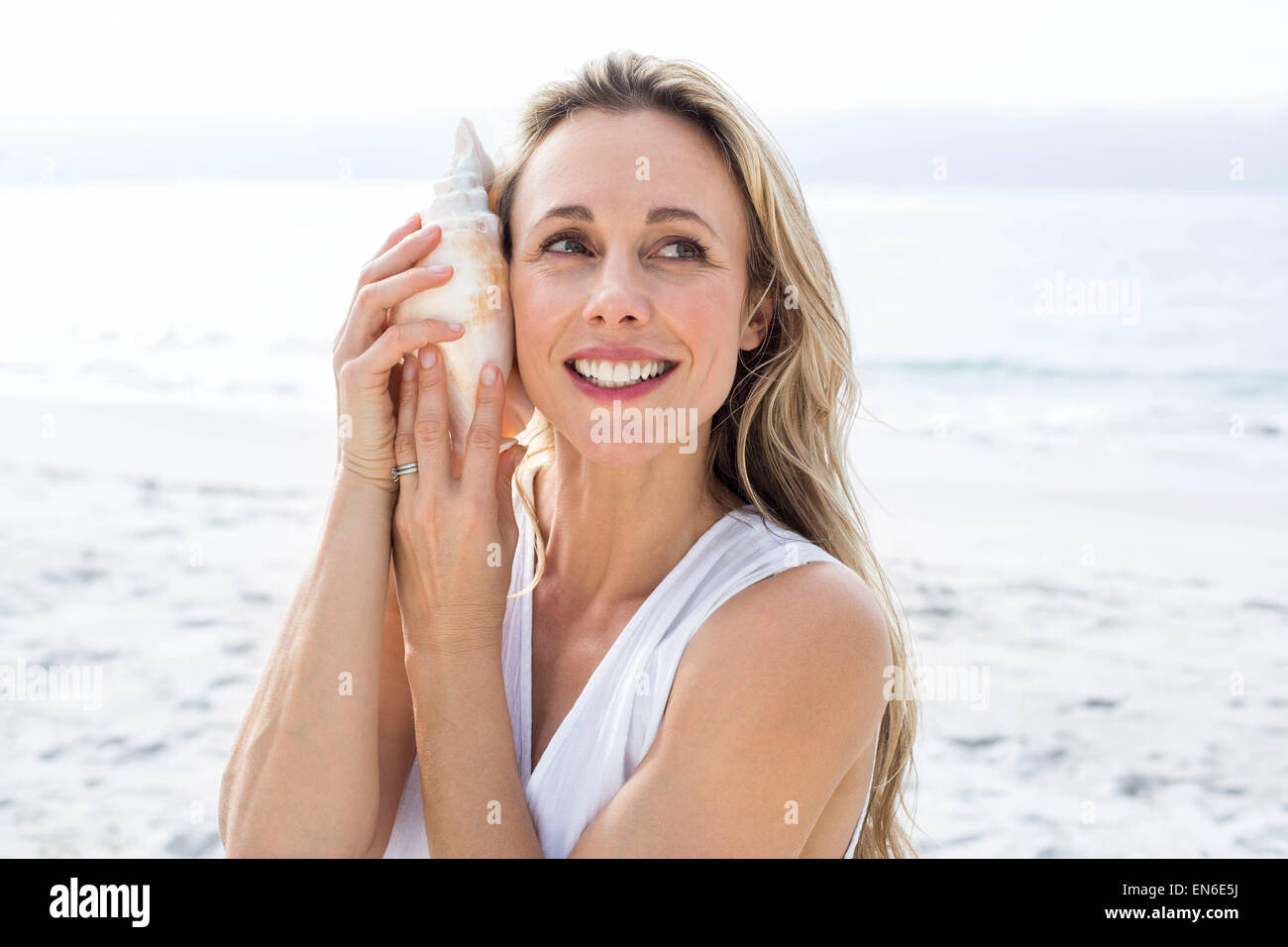 Seashell holding hi-res stock photography and images - Alamy