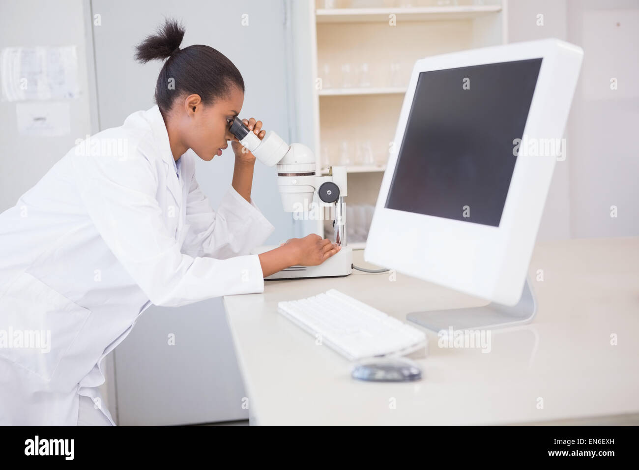 Microscope monitor hi-res stock photography and images - Alamy