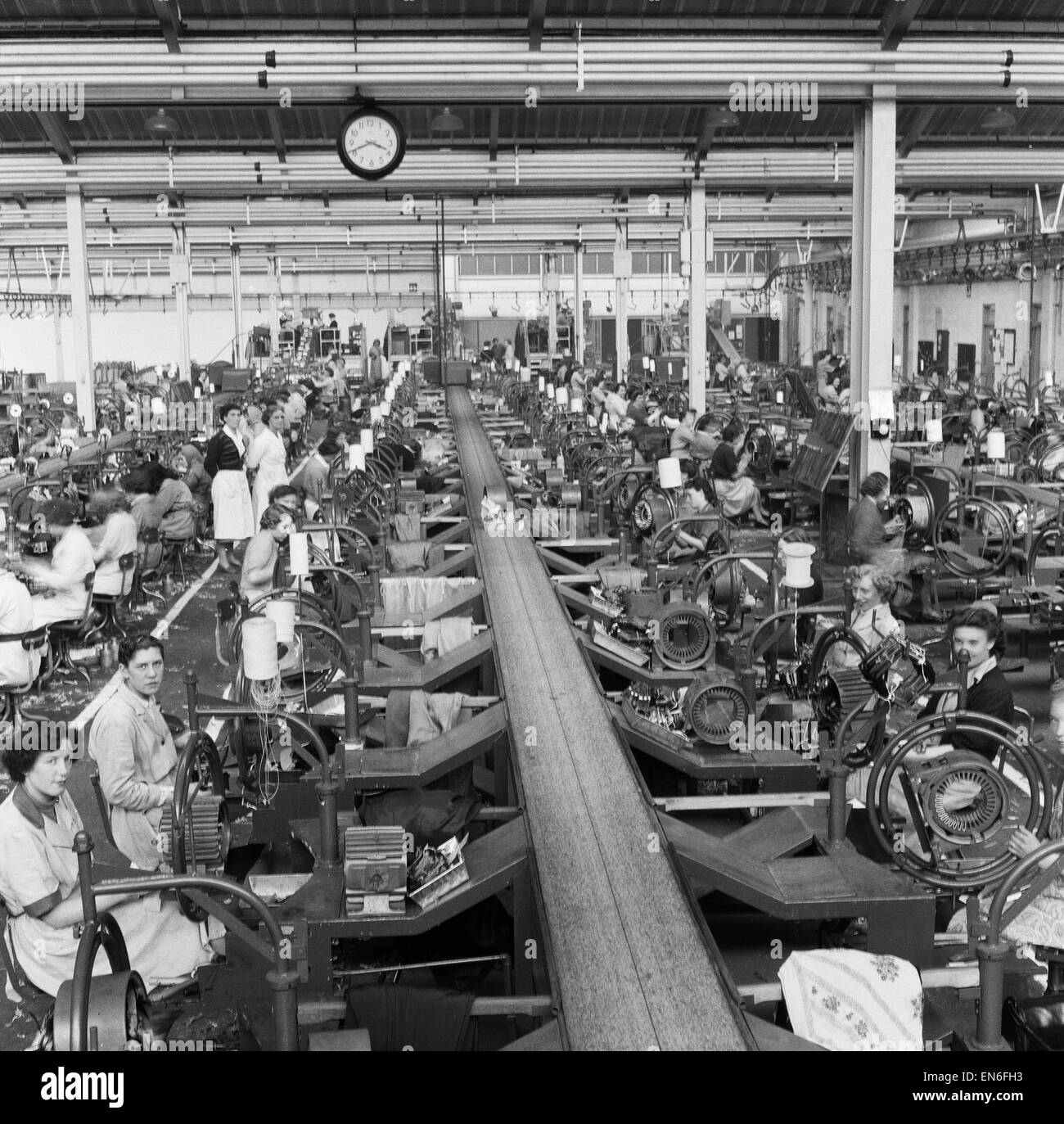 1950s women science hi-res stock photography and images - Alamy