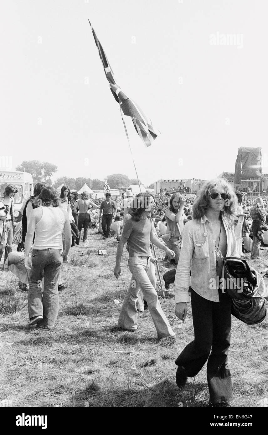 Reading Pop Festival. Young festival goers carrying the Union Jack flag ...
