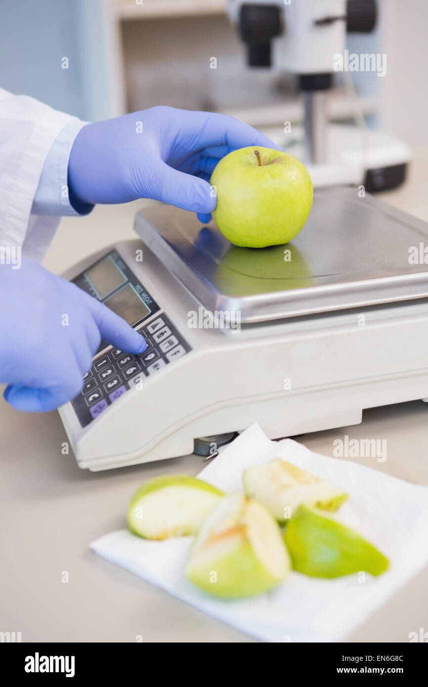 Apple weighing hi-res stock photography and images - Alamy