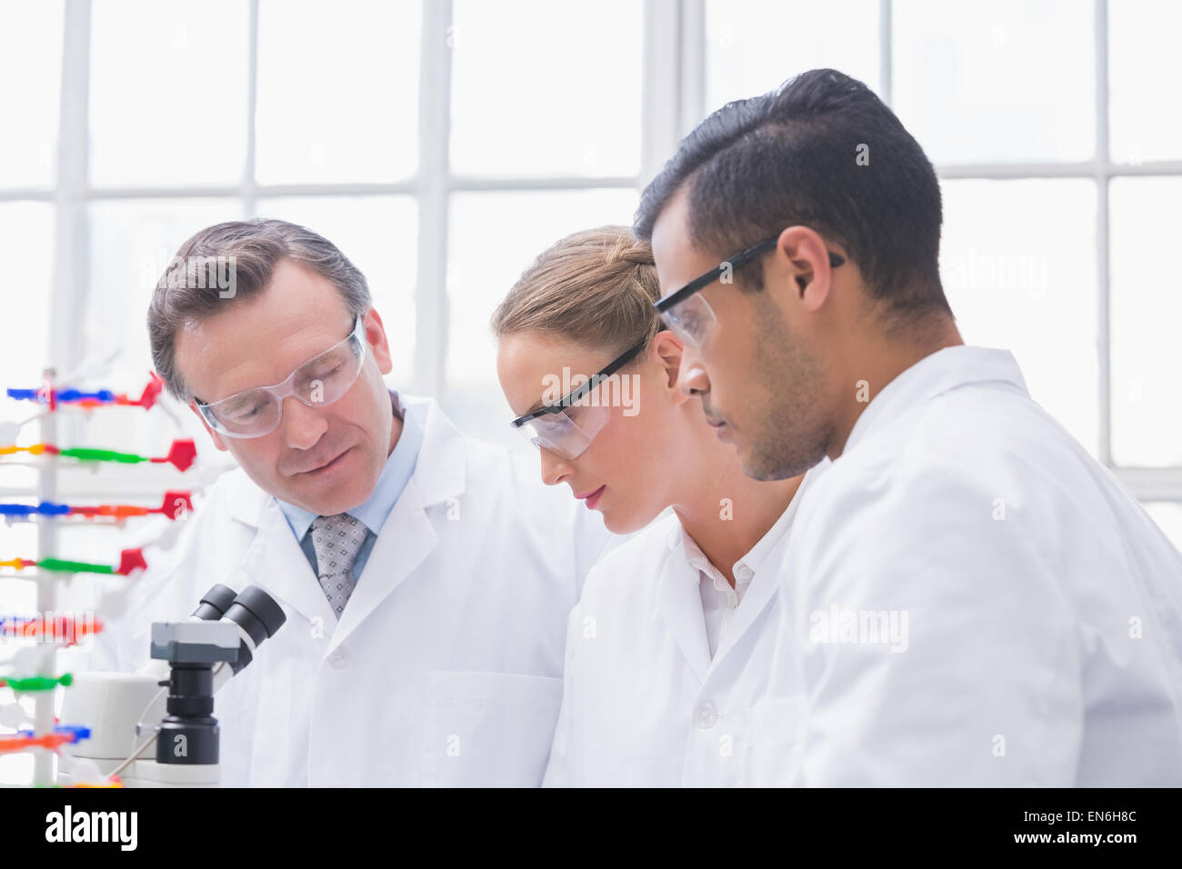 Male female scientists working hi-res stock photography and images - Alamy