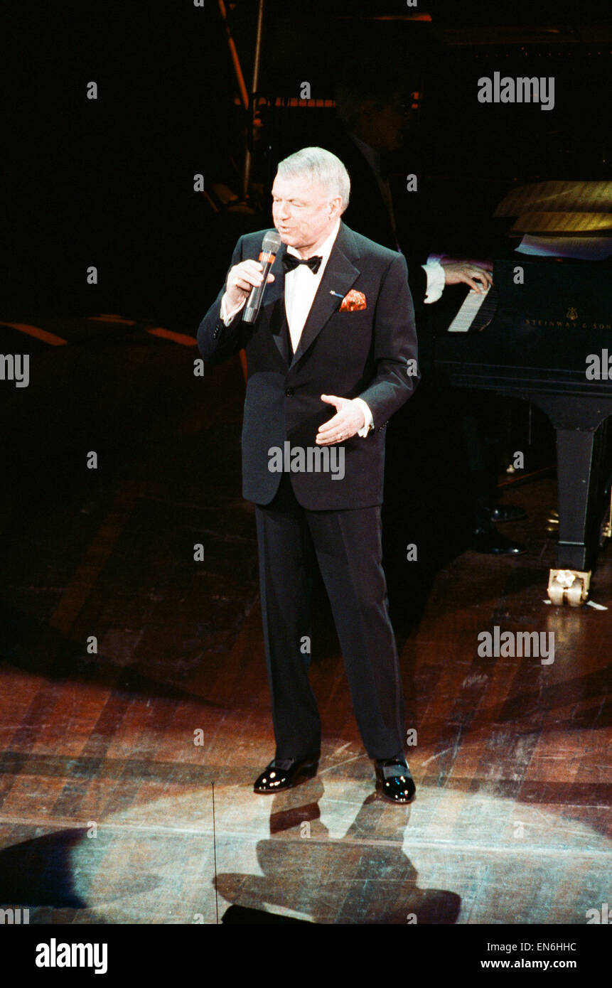 Frank sinatra performing 1980s hi-res stock photography and images - Alamy