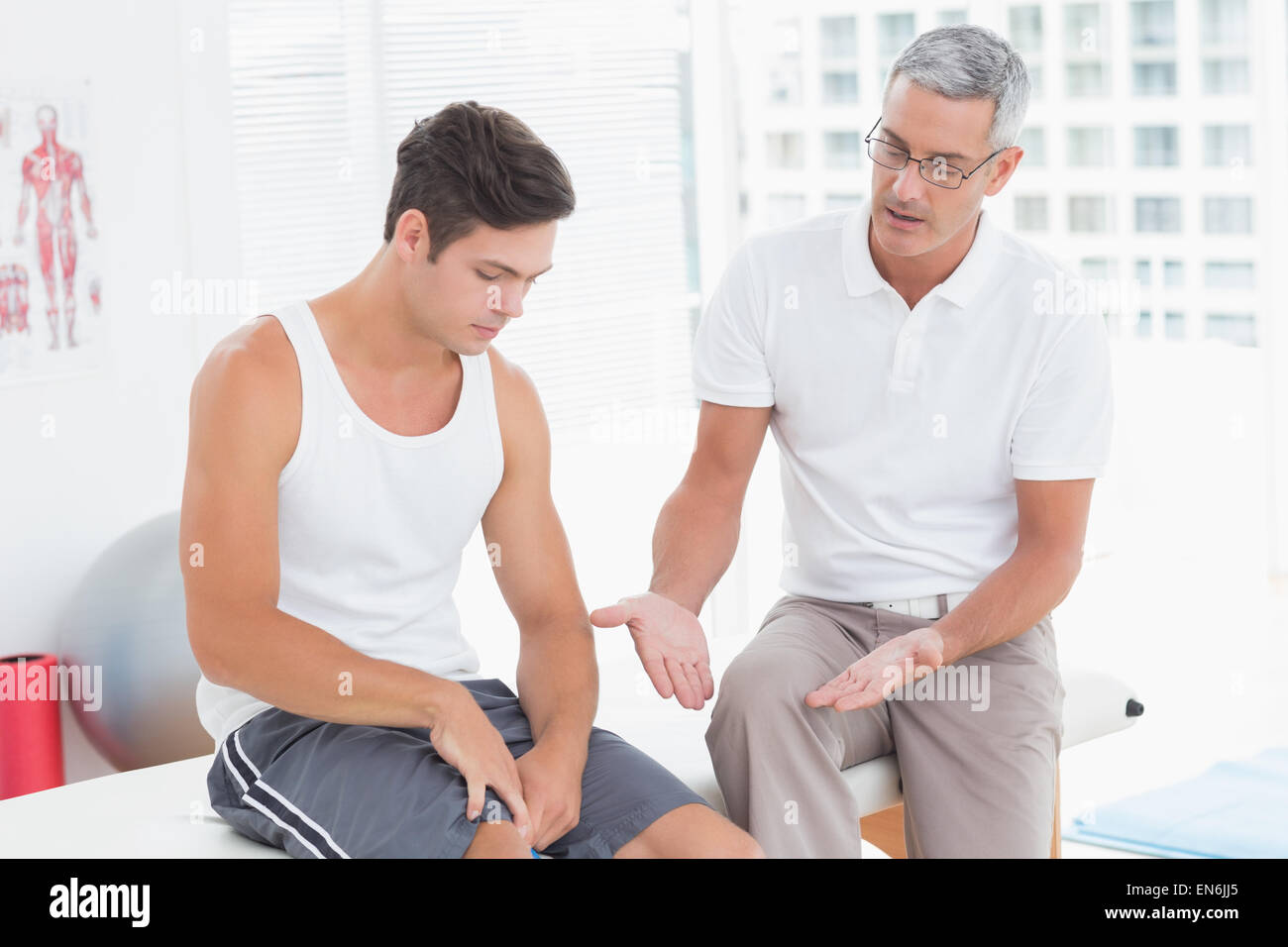 Doctor explaining something patient hi-res stock photography and images ...