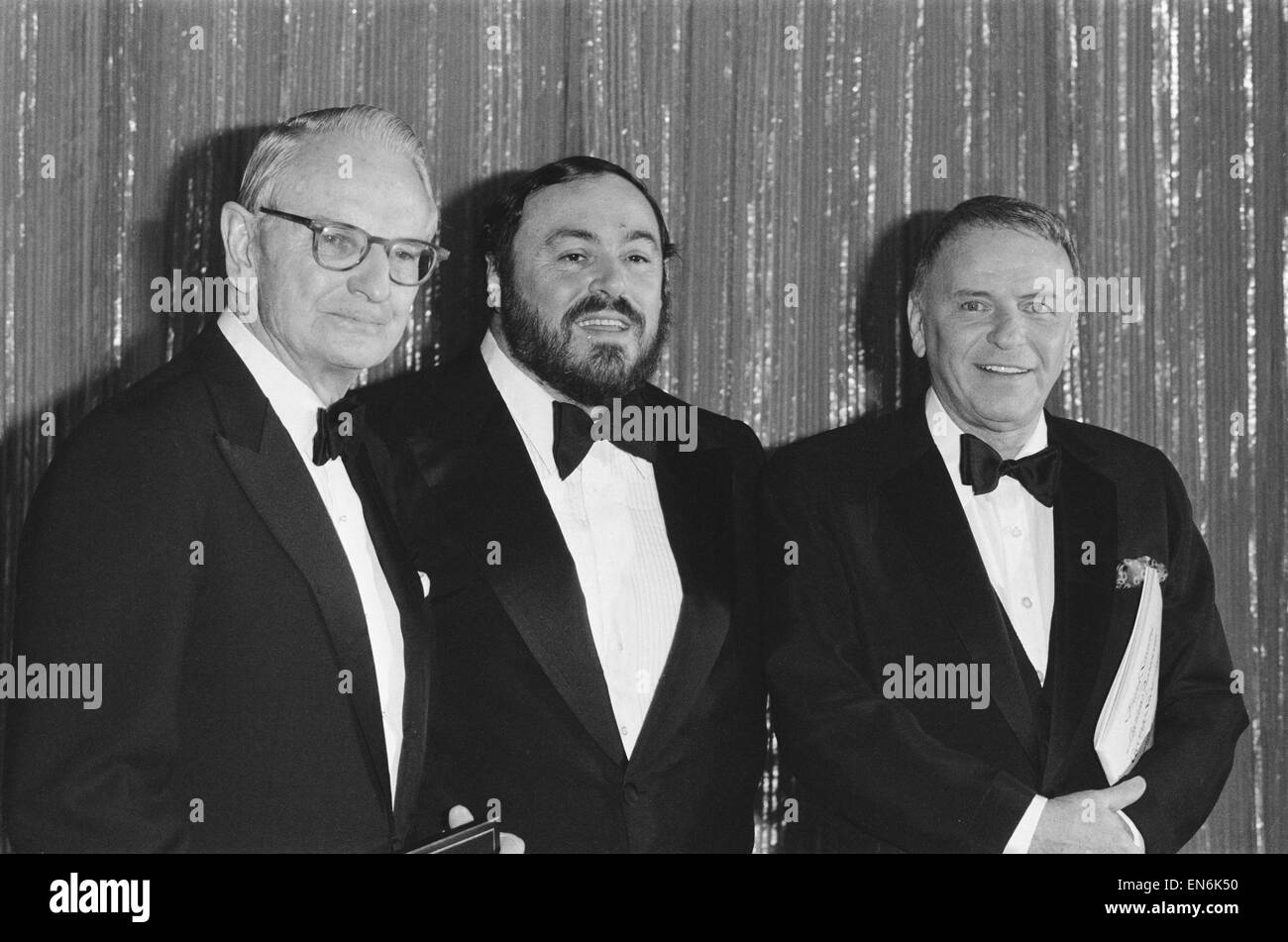 Frank sinatra performing 1980s hi-res stock photography and images - Alamy