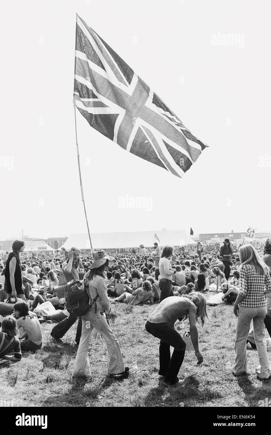 Reading Pop Festival. Young festival goers carrying the Union Jack flag ...