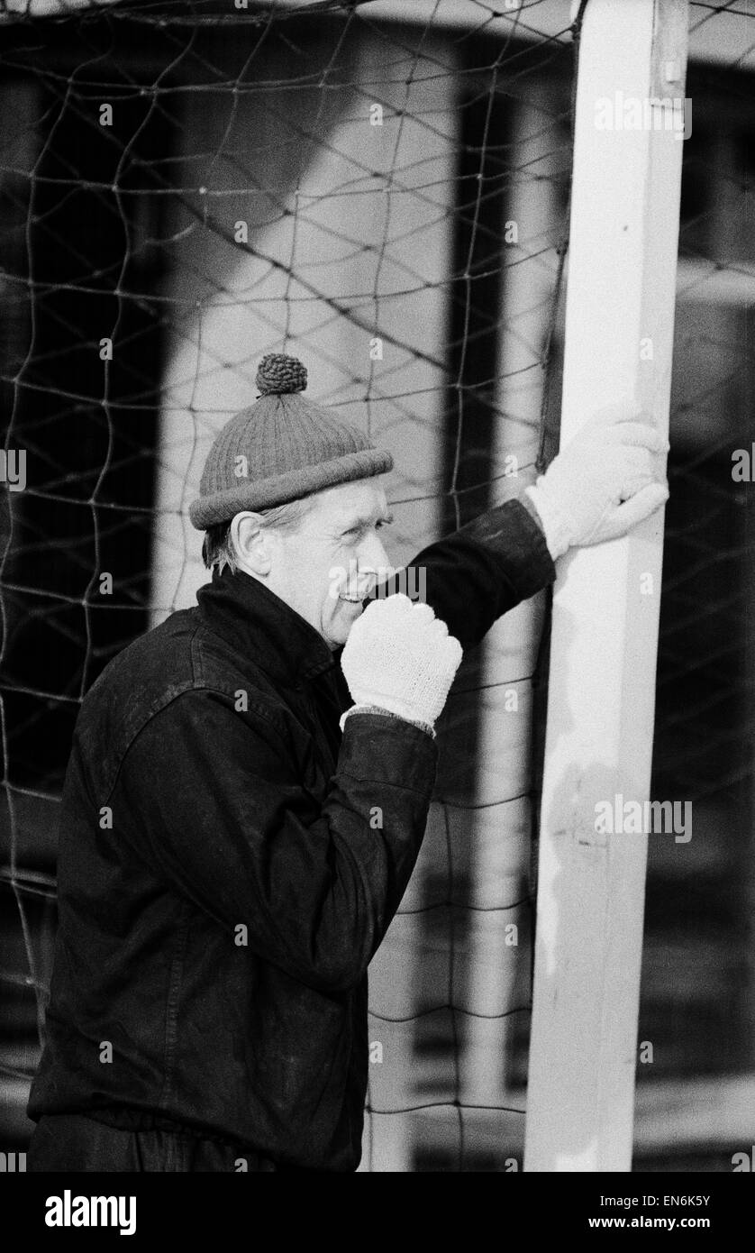 Fulham manager and coach Vic Buckingham putting his team through a ...