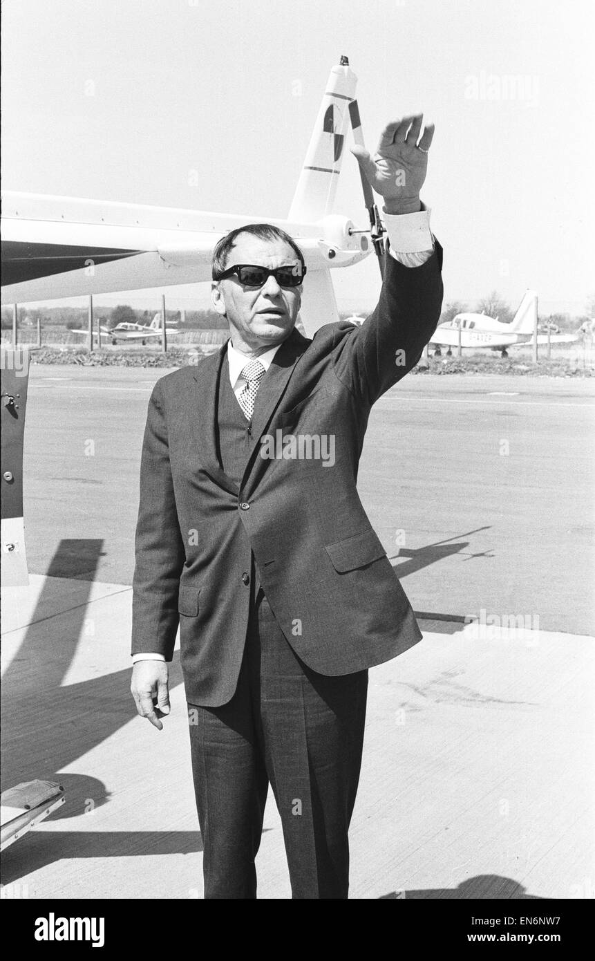 Singer Frank Sinatra who is in the United Kingdom to perform two ...