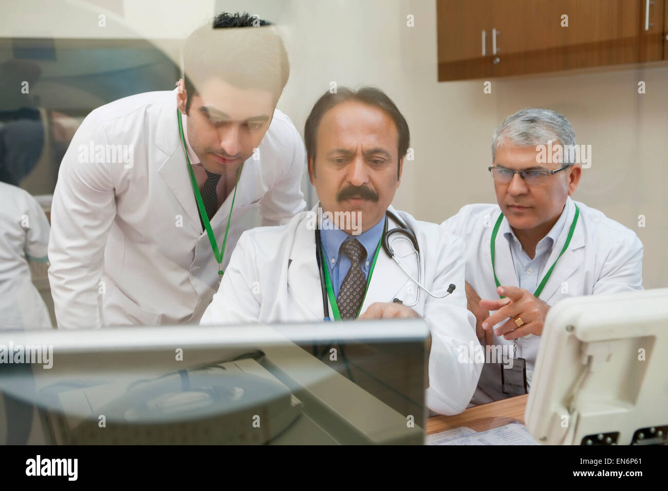 Doctors looking at CT scan on computer screen Stock Photo - Alamy