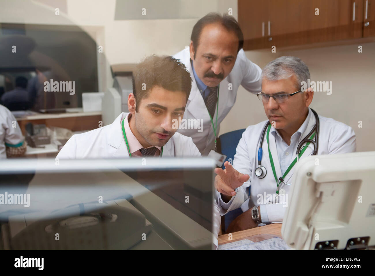 Doctors looking at CT scan on computer screen Stock Photo - Alamy