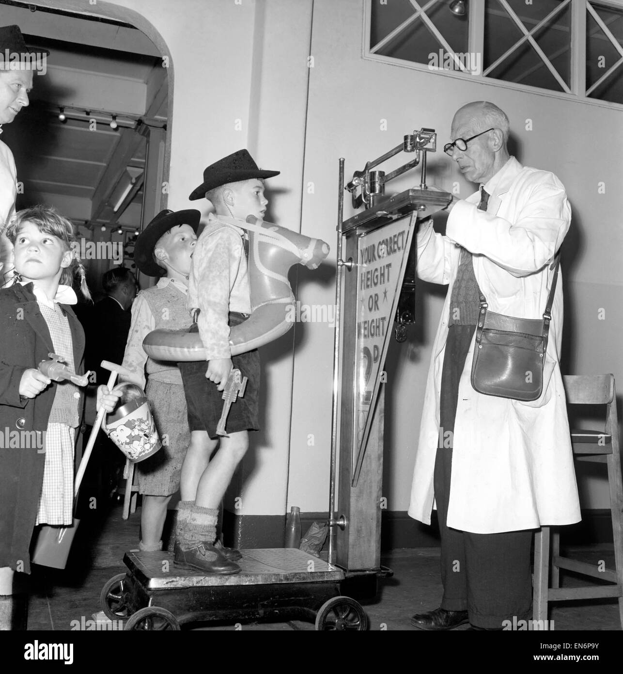 Child seaside 1950s hi-res stock photography and images - Alamy