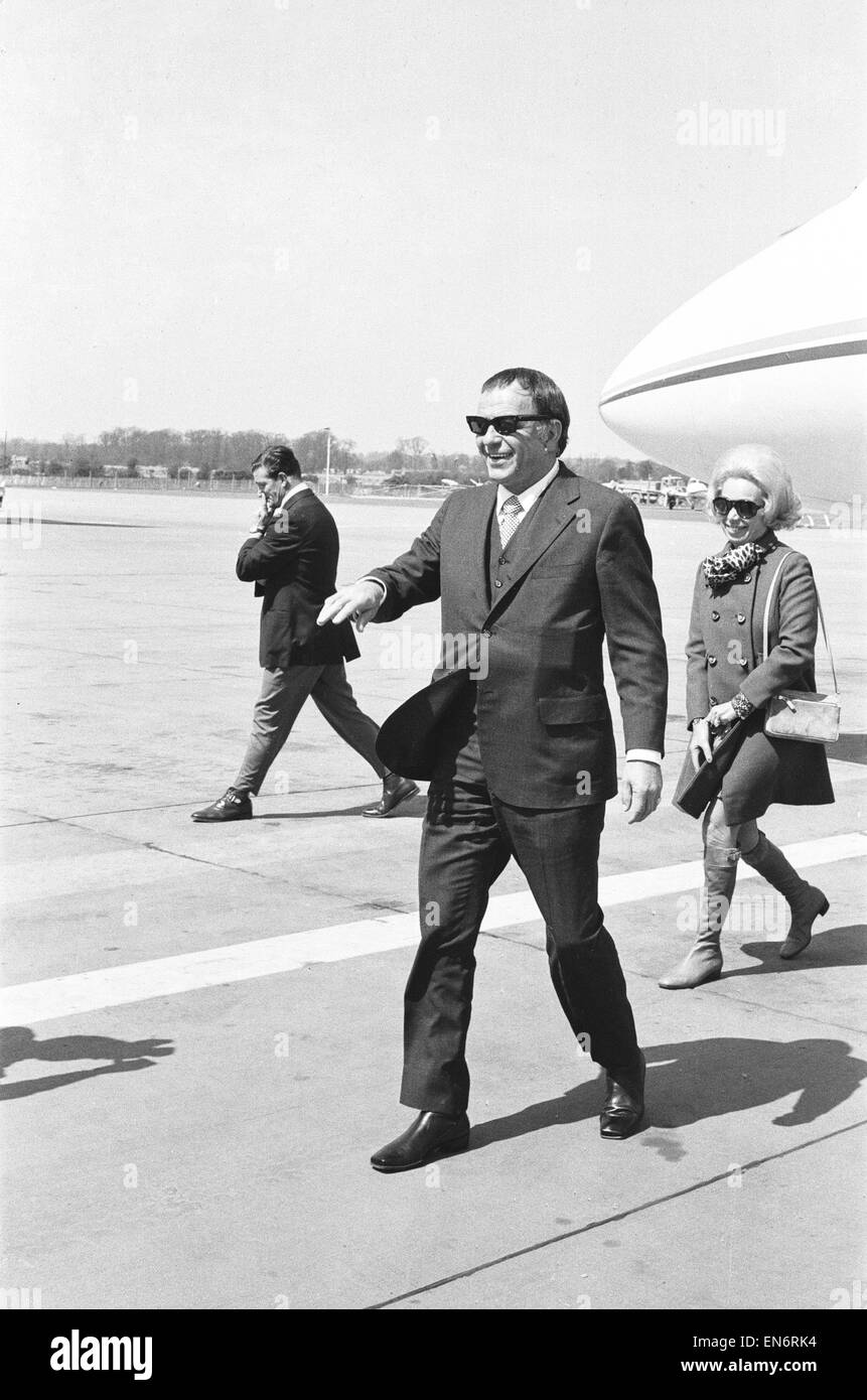 Frank sinatra 1970s hi-res stock photography and images - Alamy