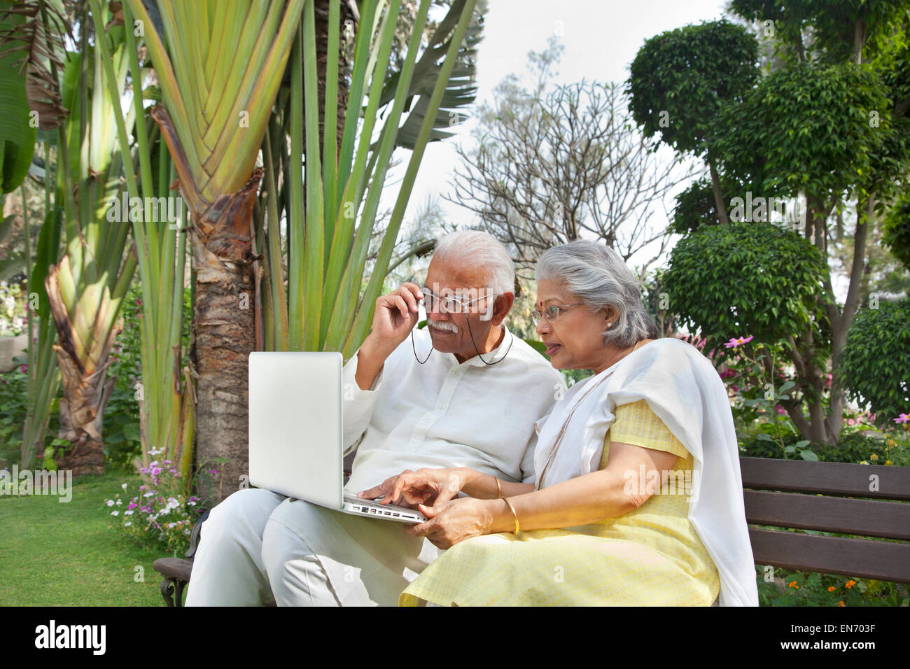 Indian old married couple park hi-res stock photography and images - Alamy