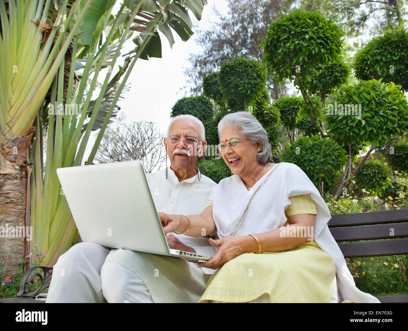 Indian old couple laptop hi-res stock photography and images - Alamy