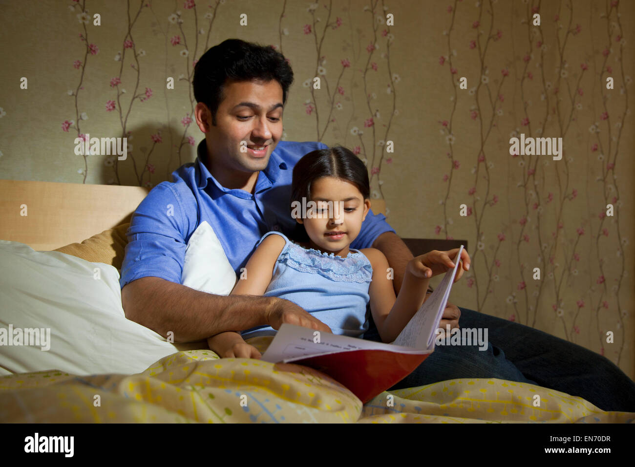 Father reading a story to his daughter Stock Photo - Alamy