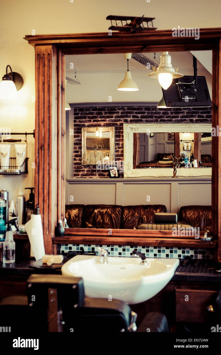 Old Fashioned Mens Barber Shop Stock Photos & Old Fashioned Mens Barber ...