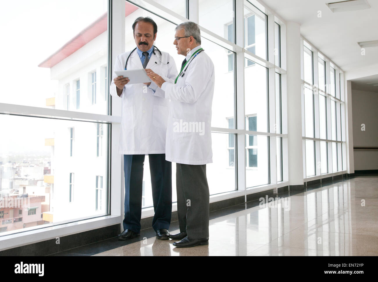 Doctors and technology hi-res stock photography and images - Alamy
