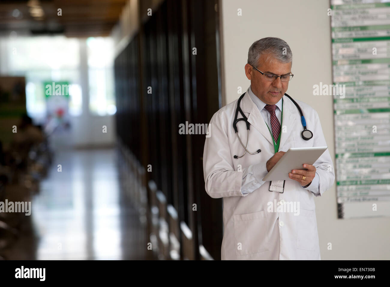 Doctor with report hi-res stock photography and images - Alamy