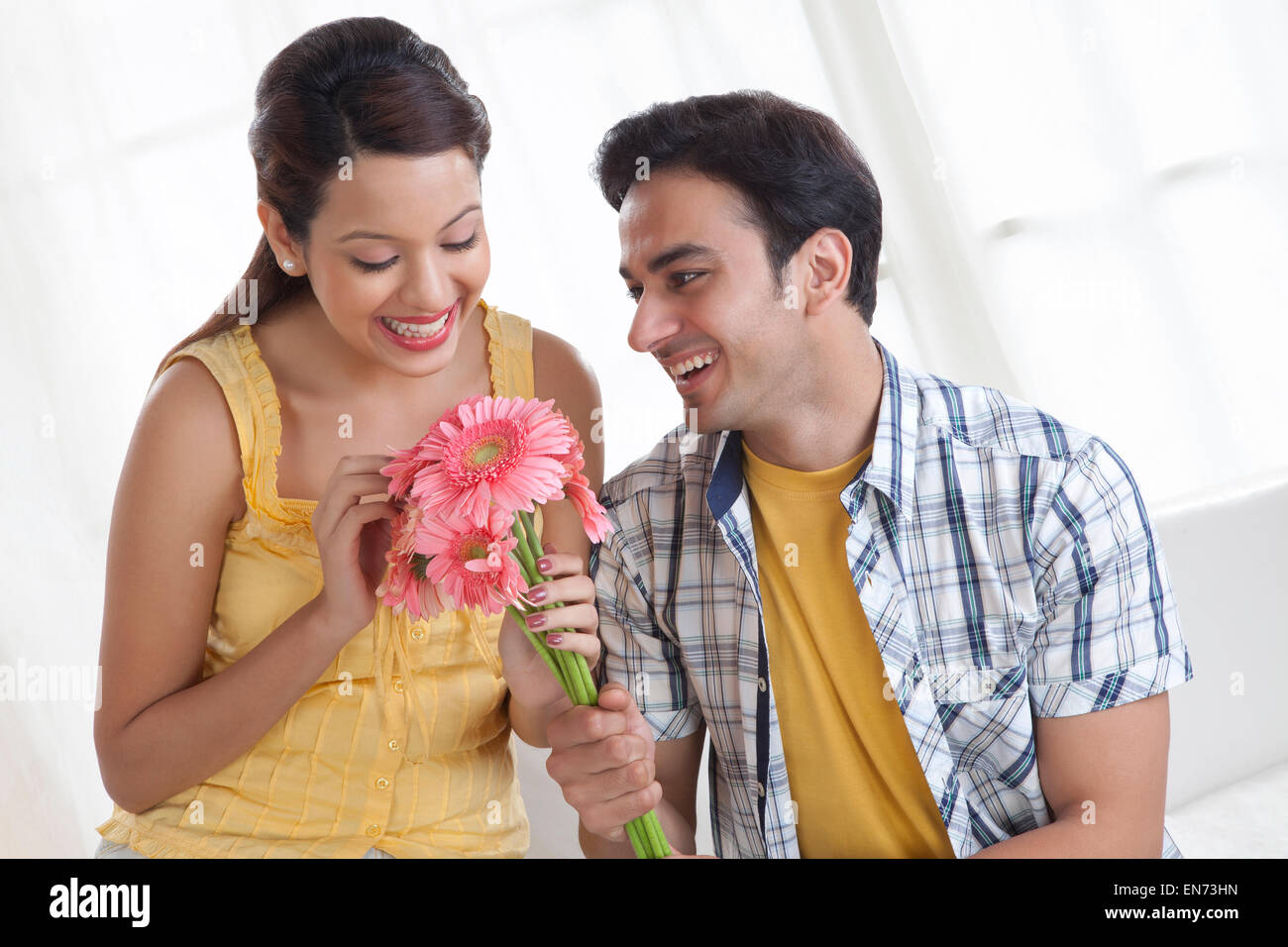 Man giving woman flowers hi-res stock photography and images - Alamy Man giving woman flowers hi-res stock photography and images - Alamy