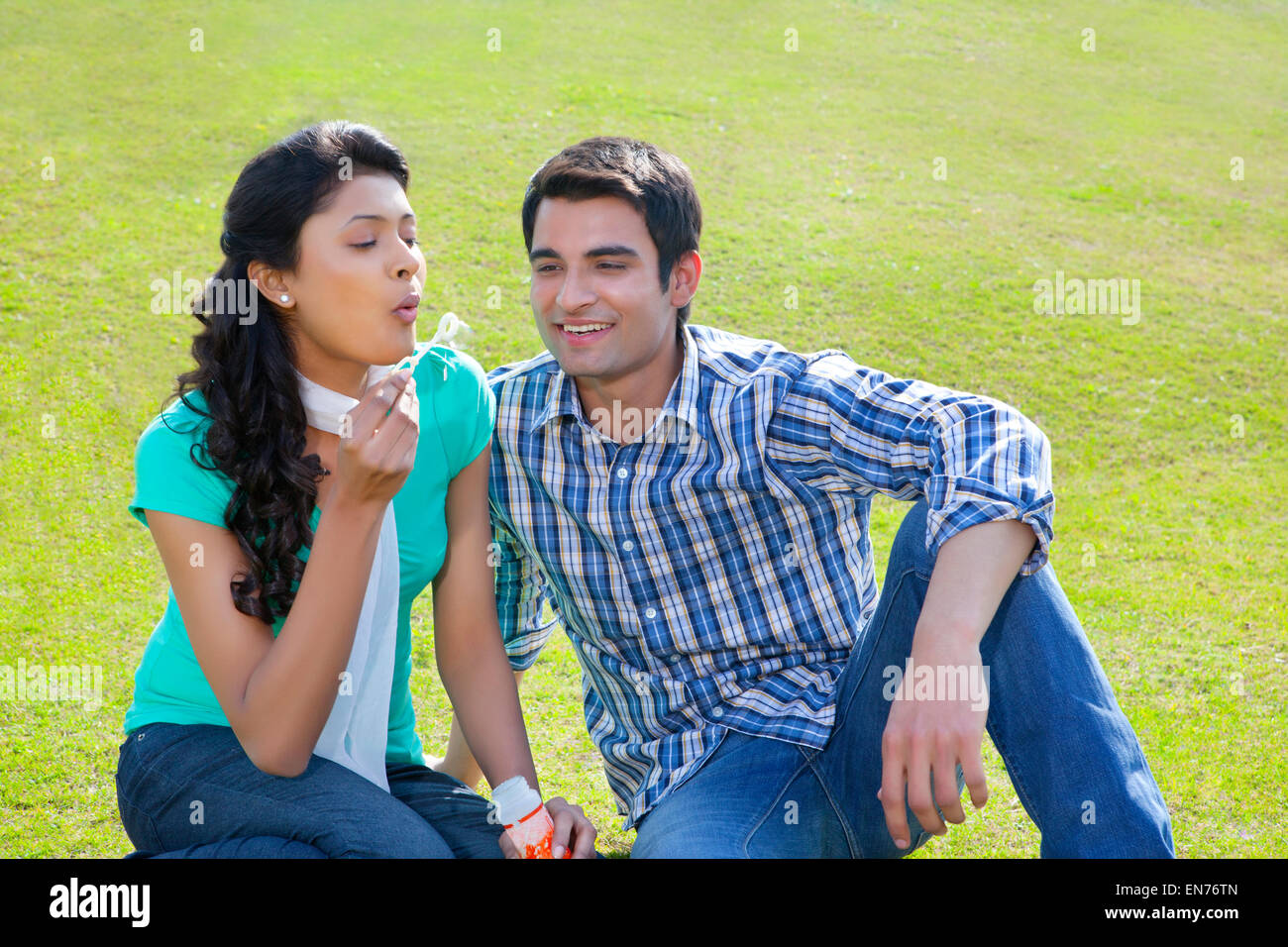 Man making internet transaction hi-res stock photography and images - Alamy