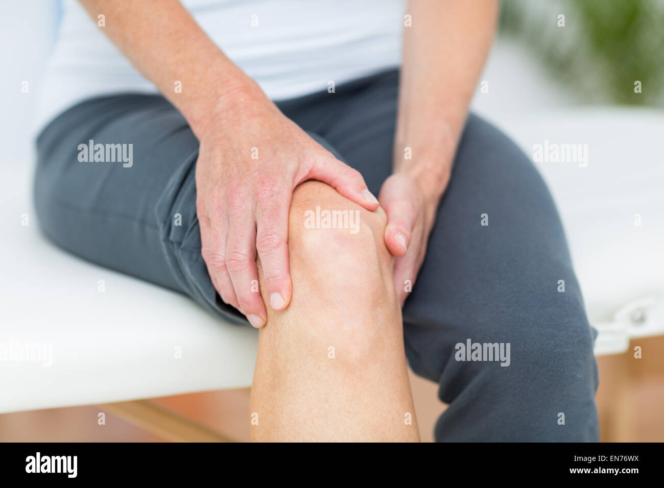 Knee pain hi-res stock photography and images - Alamy
