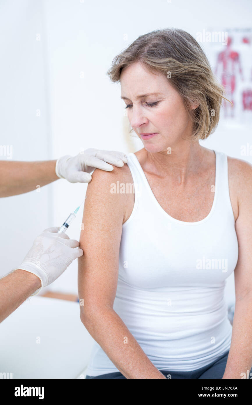 Doctor doing an injection to his patient Stock Photo - Alamy