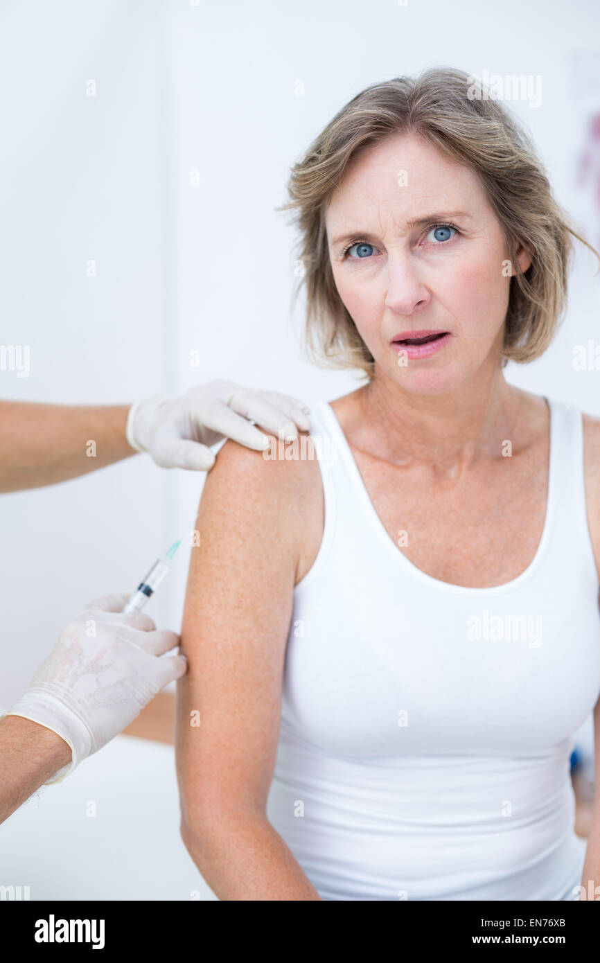 Doctor doing an injection to his patient Stock Photo - Alamy